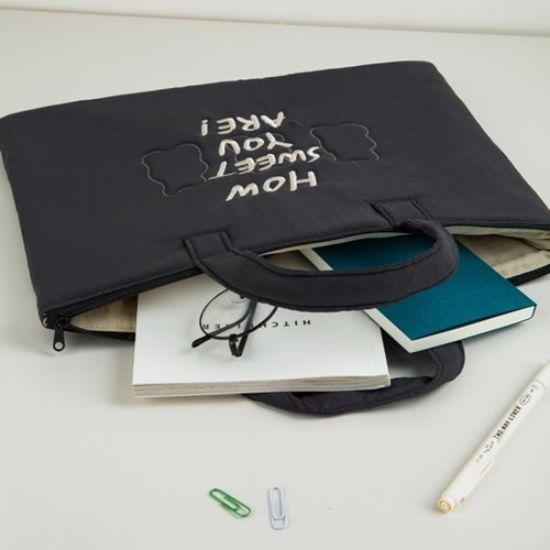 [ALLNEWFRAME]AIRY LAPTOP BAG 맥북 가방 - 스윗 젤리곰 (13/15인치-차콜) - Frisbee